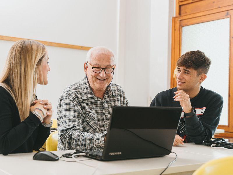 Amico Digitale, assistenza e formazione gratuita agli anziani sui ...